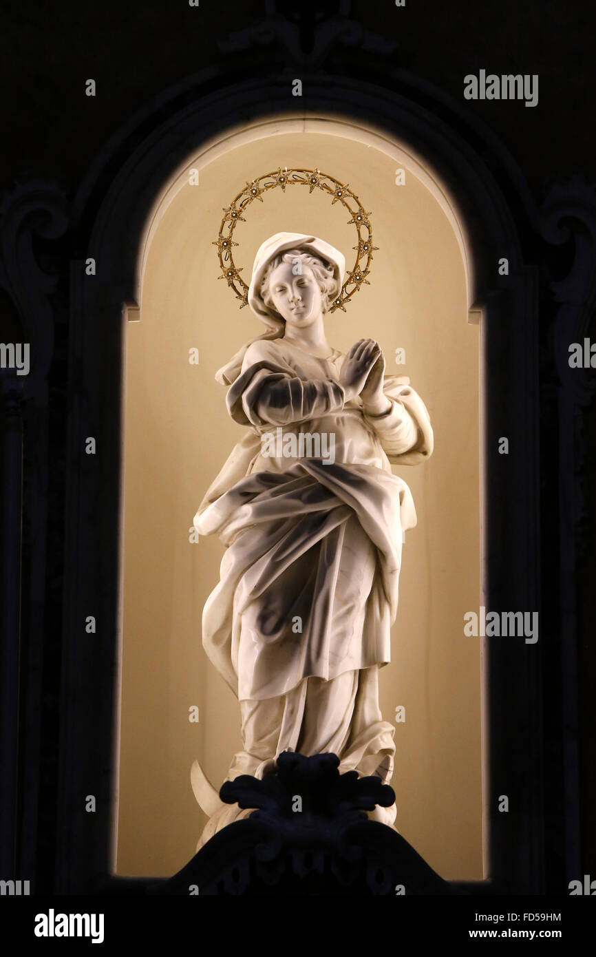 Virgin mary church statue hi-res stock photography and images - Alamy