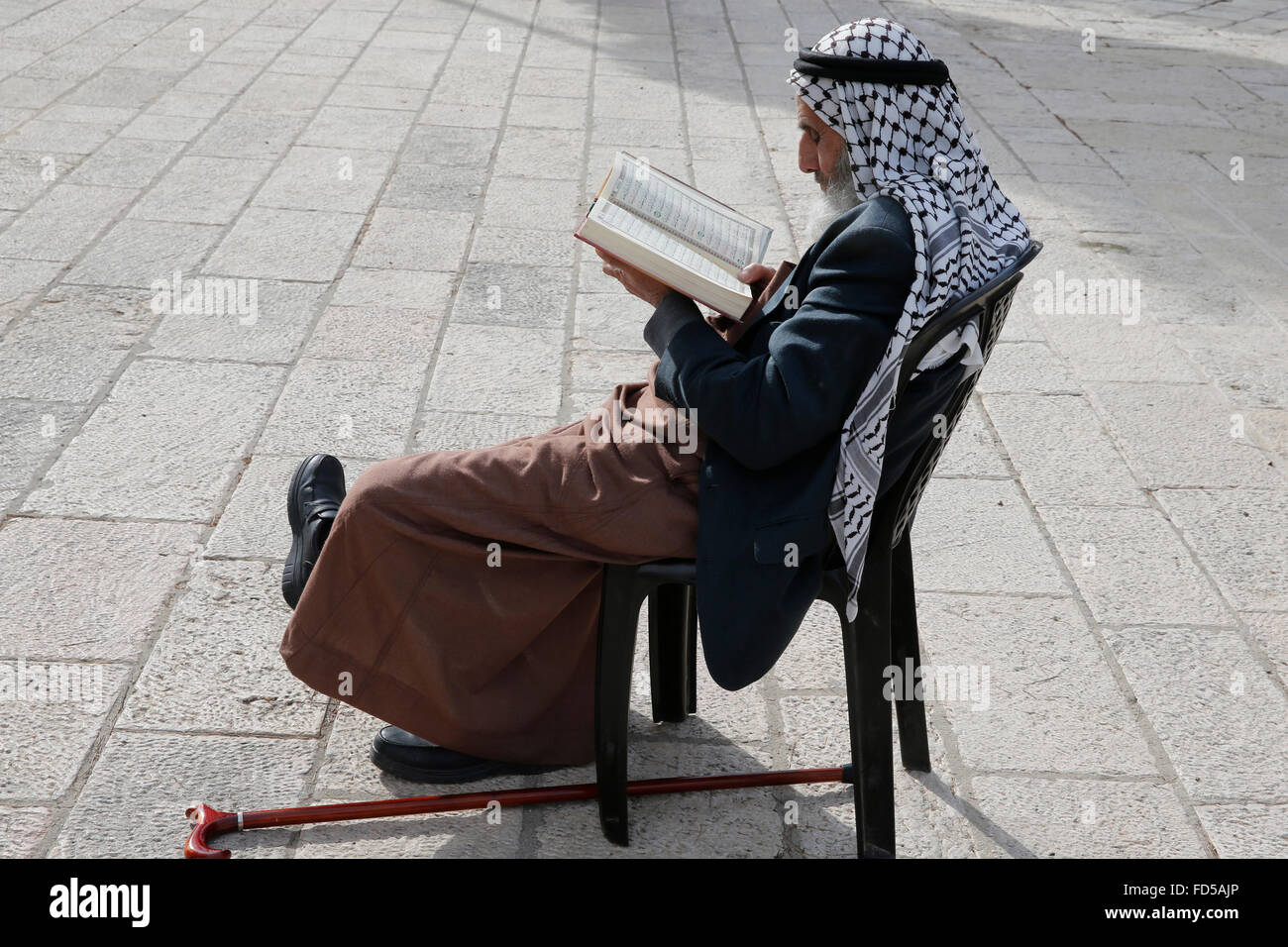 Palestinian reading the Coran outside Al-Aqsa mosque, Jerusalem Stock ...