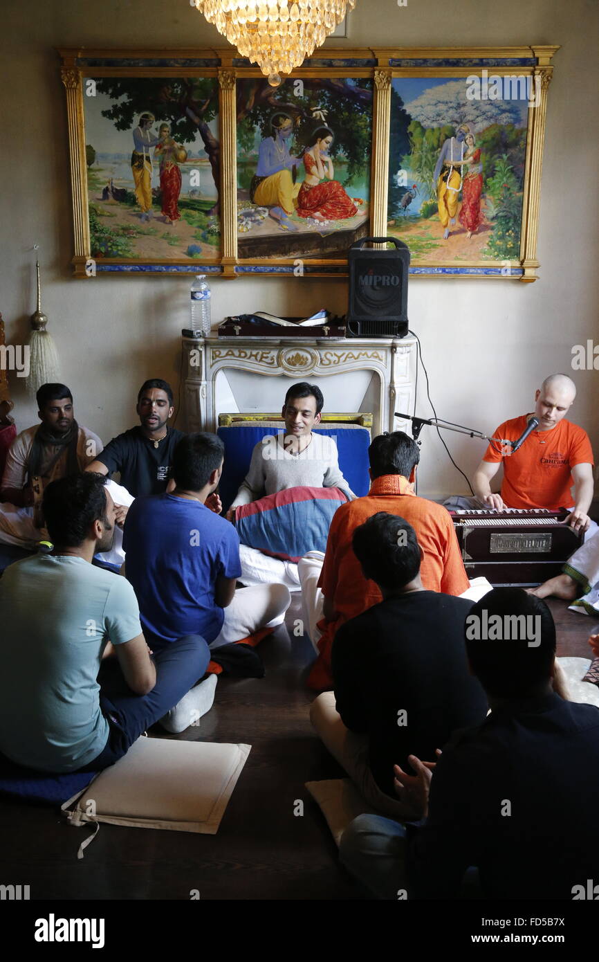 Devotees chanting kirtans in the Sarcelles ISKCON temple Stock Photo ...