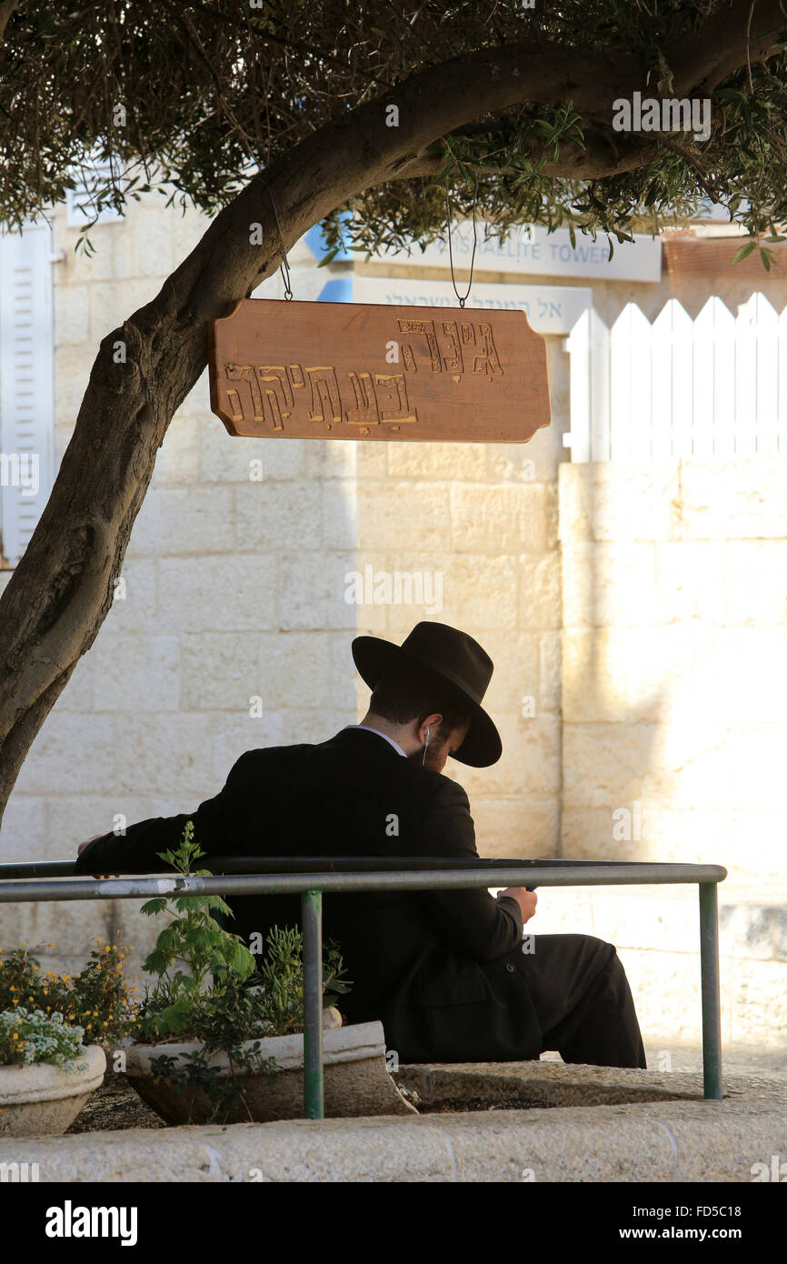 Orthodox jewish man talking hi-res stock photography and images - Alamy