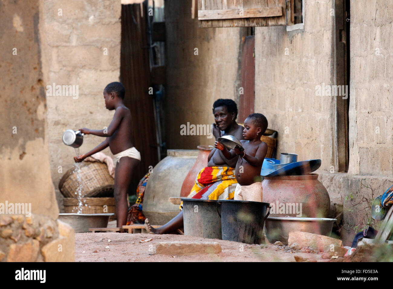 Everyday life in an African village. Washing dishes Stock Photo - Alamy