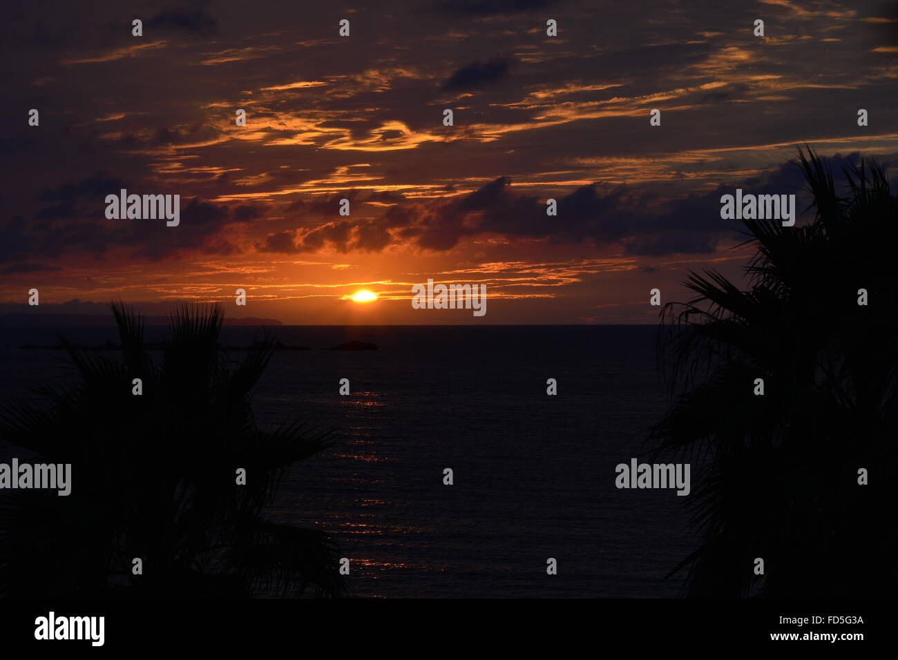 Sun setting over the sea hi-res stock photography and images - Alamy