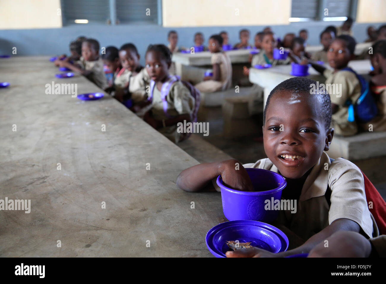 Food distribution in an African primary school Stock Photo - Alamy