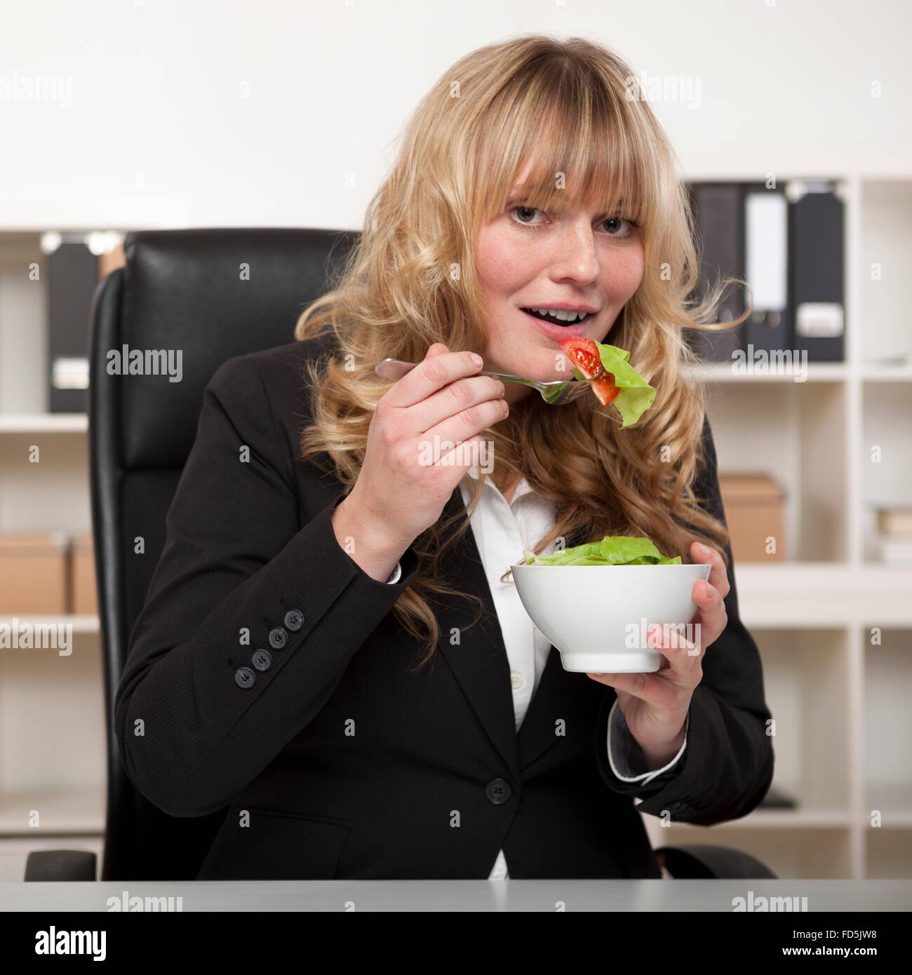 Woman work eat at desk hi-res stock photography and images - Alamy