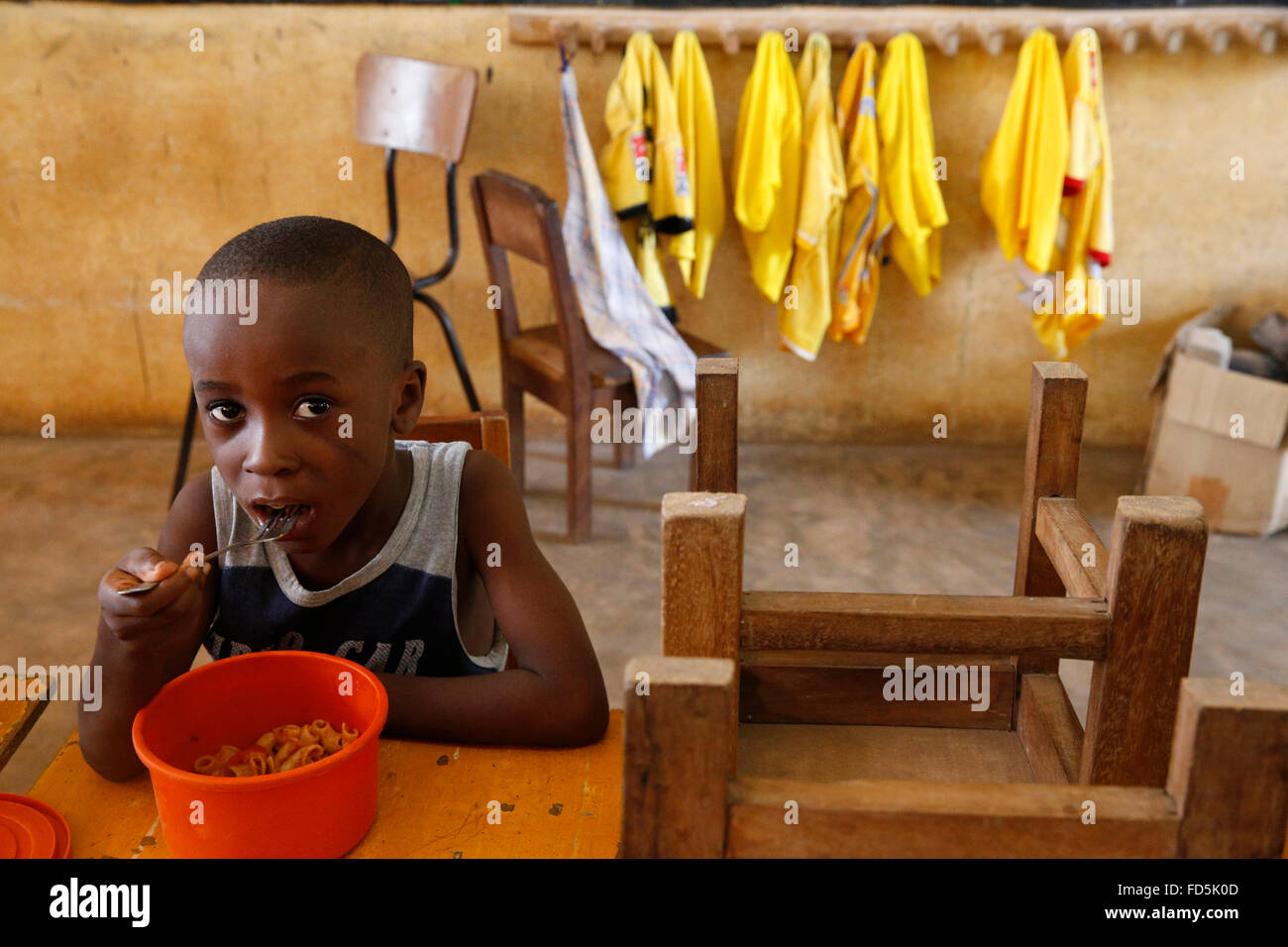 Food distribution in an African primary school Stock Photo - Alamy