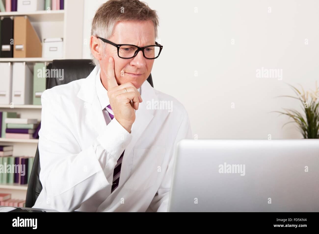 Doctor medical record computer hi-res stock photography and images - Alamy