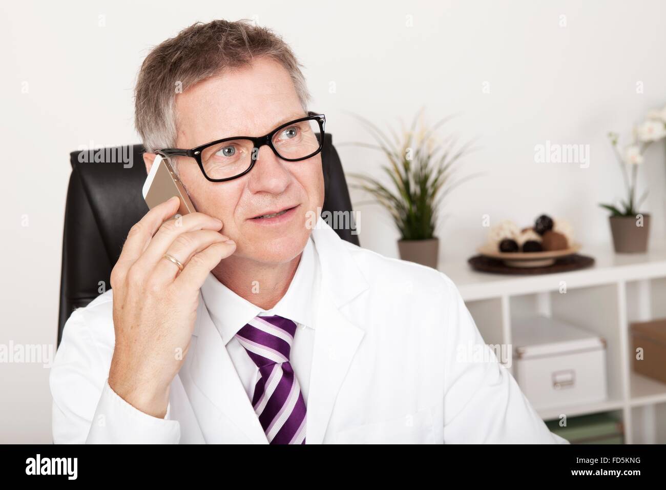 Doctor calling hi-res stock photography and images - Alamy