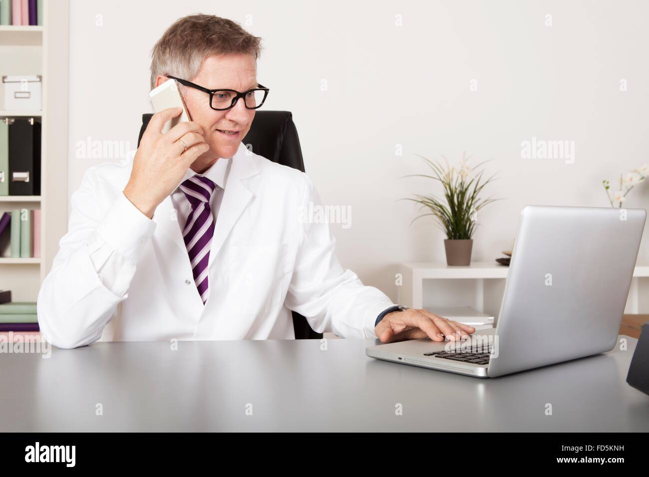 Doctor talking to patient computer hi-res stock photography and images ...