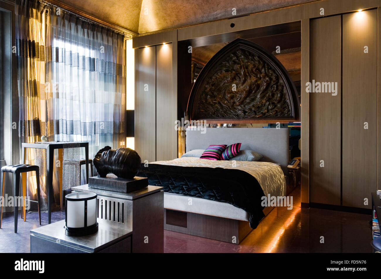 Bronze arch hi-res stock photography and images - Alamy