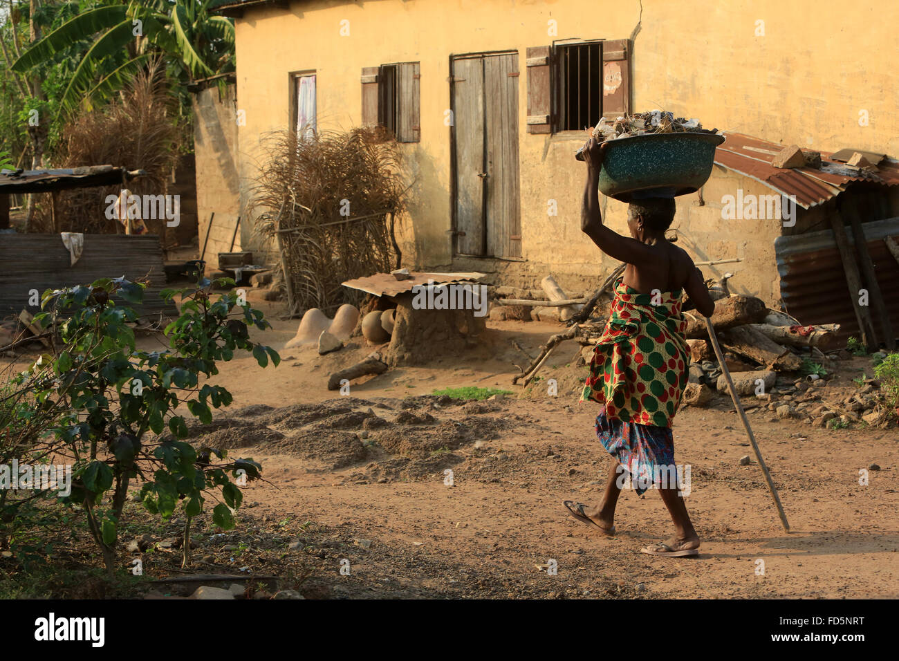 Carrying load on head hi-res stock photography and images - Alamy
