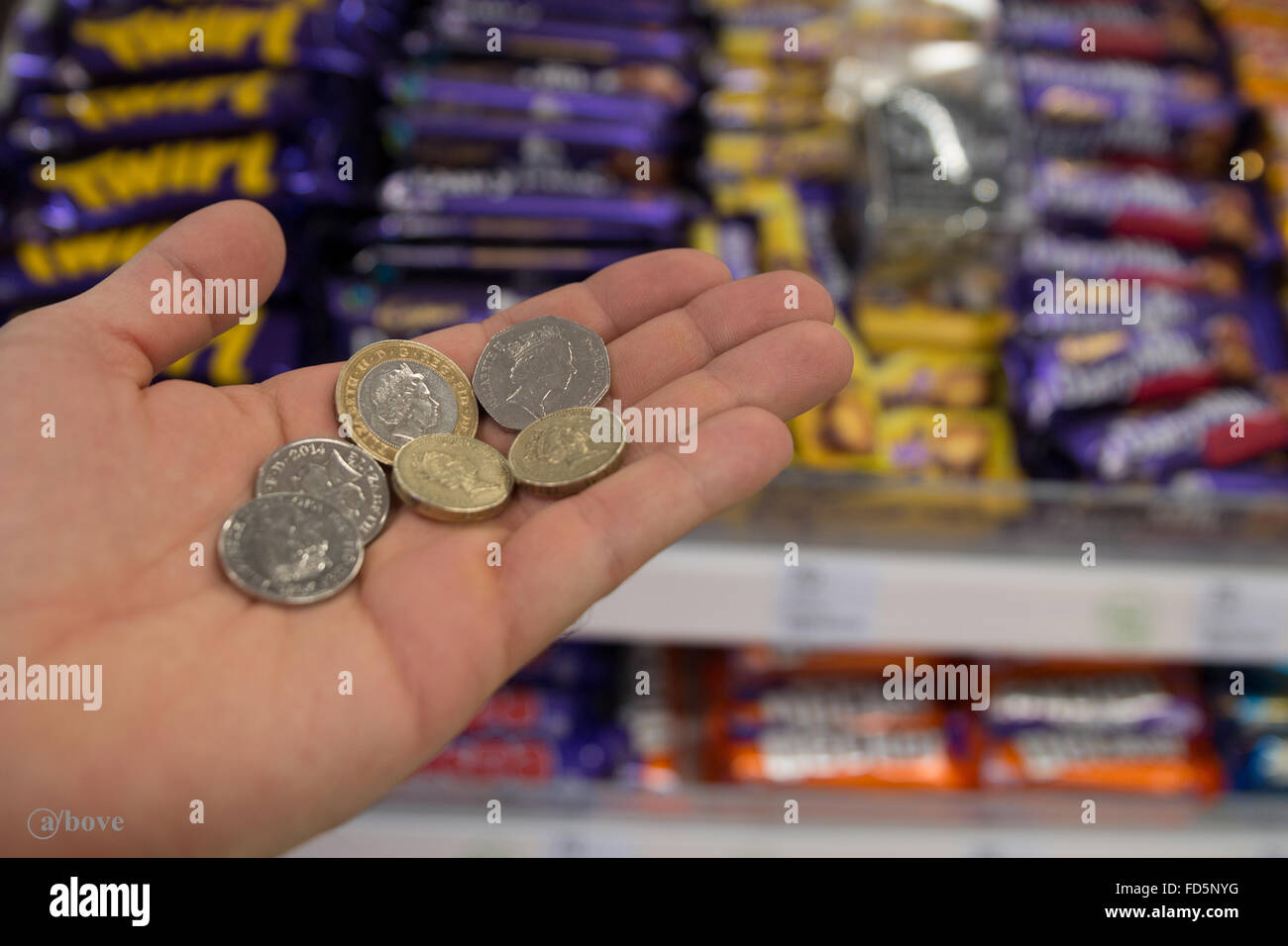 Hand pound coins hi-res stock photography and images - Alamy