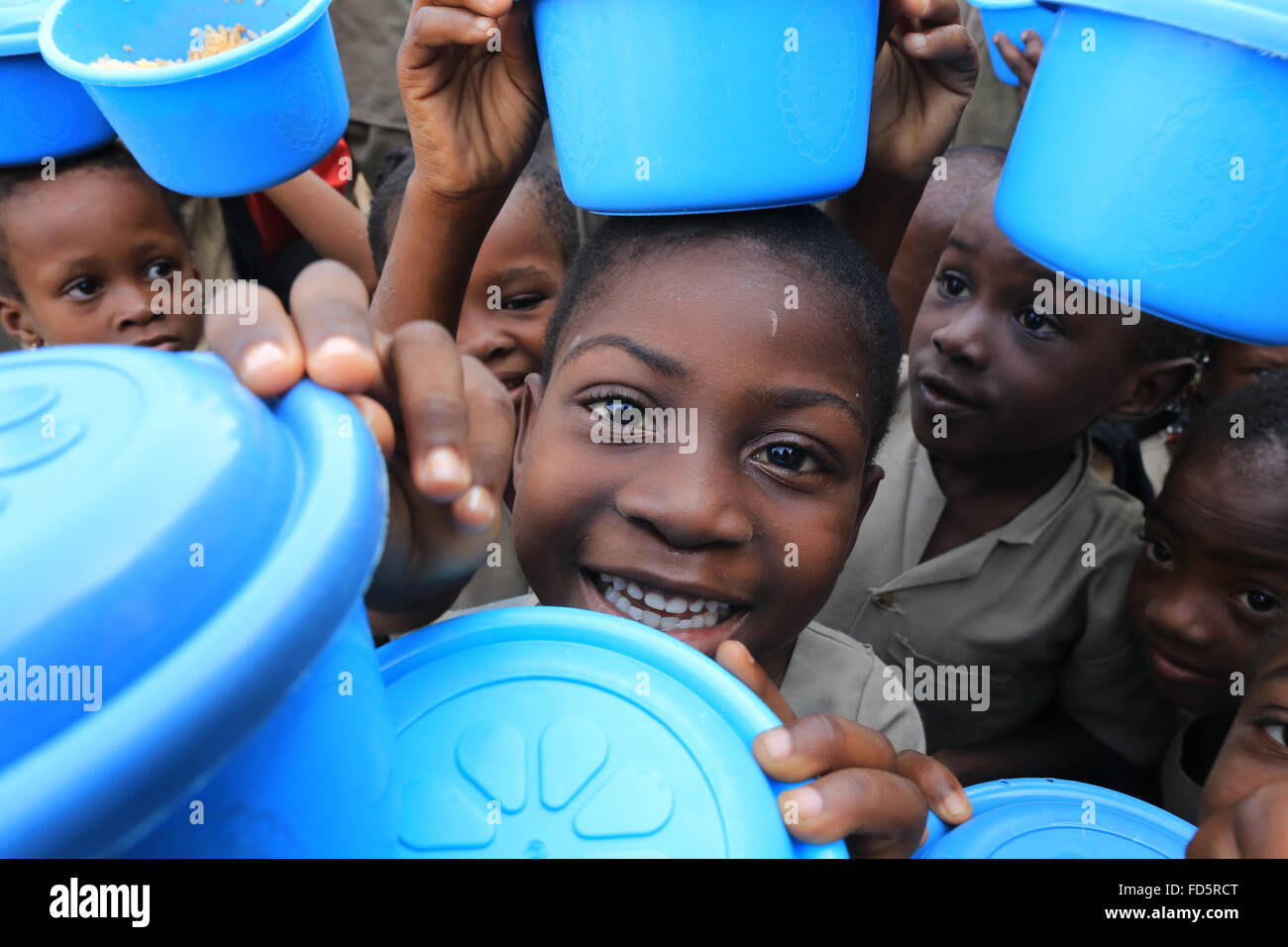 Meal distribution. Primary School Stock Photo - Alamy