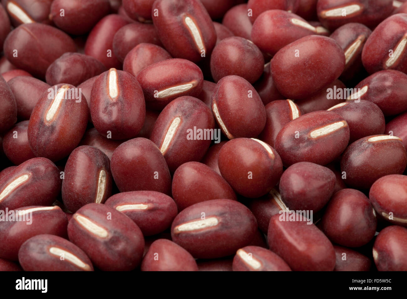 Dried Aduki or azuki beans full frame Stock Photo - Alamy