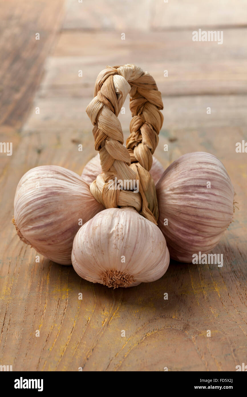 Fresh pink Italian Garlic on the table Stock Photo - Alamy