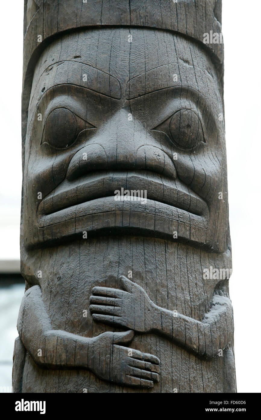 Beaver totem hi-res stock photography and images - Alamy