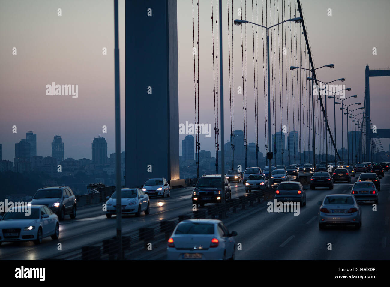 Cars on bridge hi-res stock photography and images - Alamy