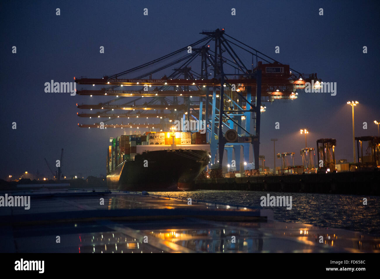 Cranes loading container ship hi-res stock photography and images - Alamy