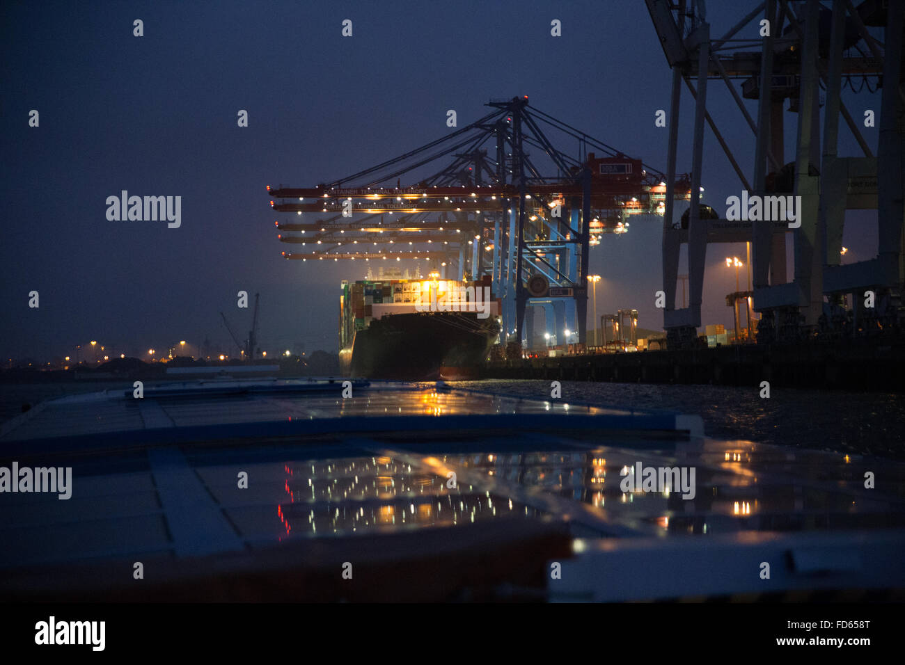 Loading container ship hi-res stock photography and images - Alamy