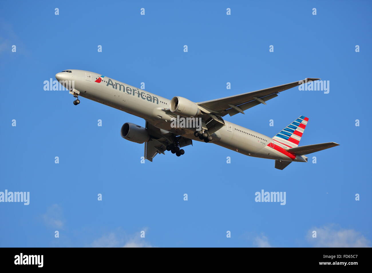 American airlines boeing 777 300 hi-res stock photography and images ...