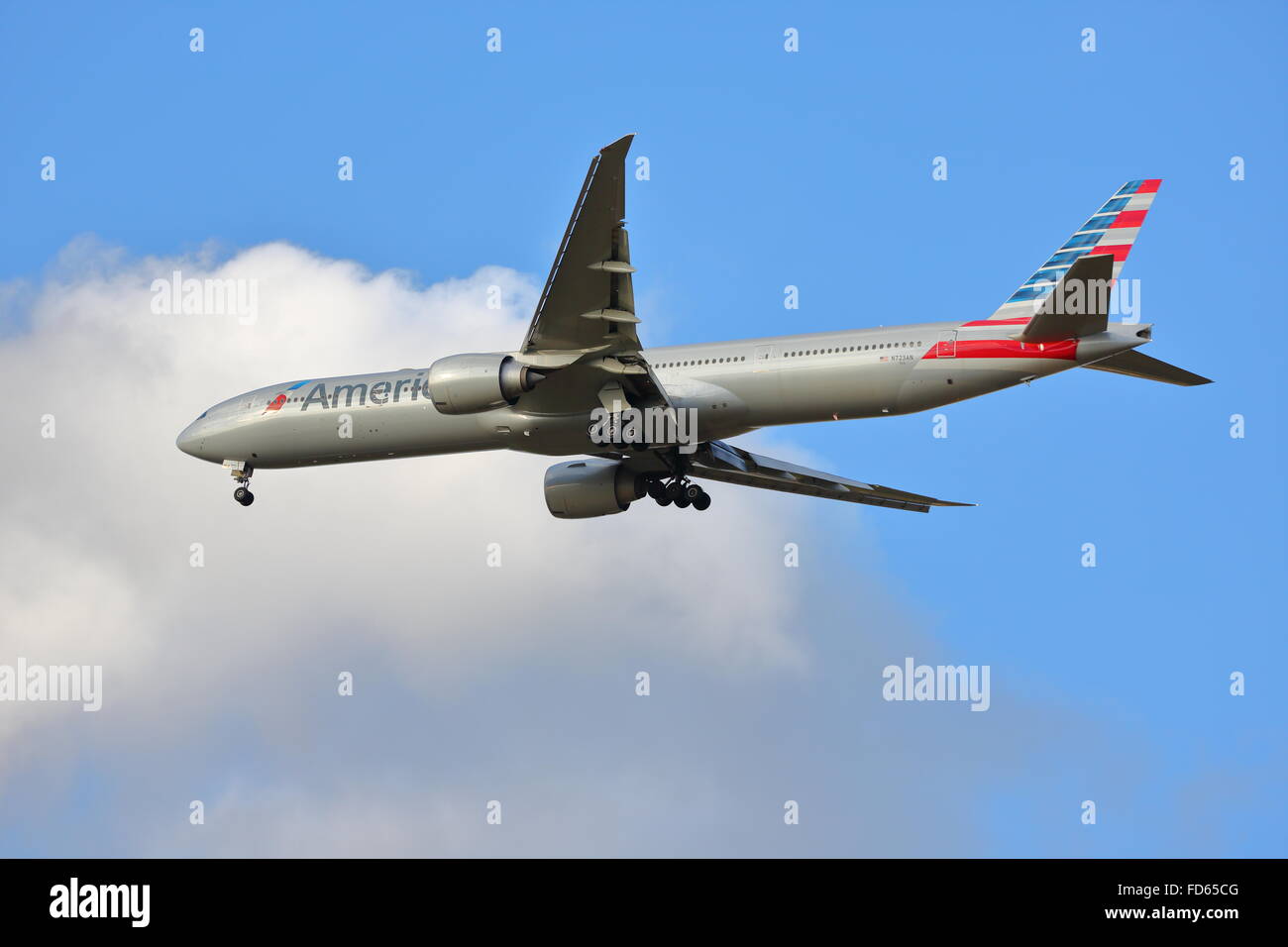American airlines boeing 777 300 hi-res stock photography and images ...