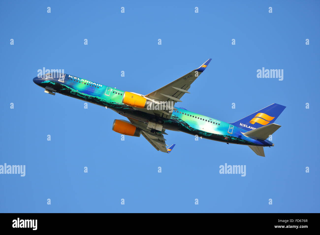 Icelandair Boeing 757-200WL TF-FIU in Hekla Aurora livery taking off at ...