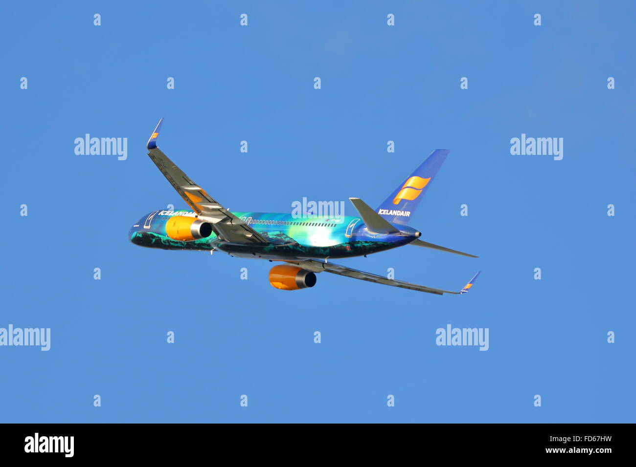 Icelandair Boeing 757-200WL TF-FIU in Hekla Aurora livery taking off at ...