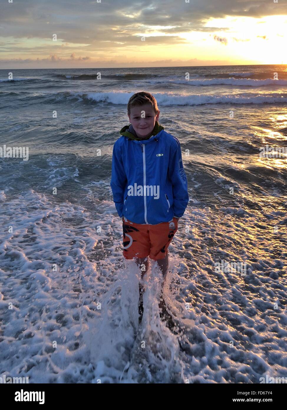 Standing at the beach hi-res stock photography and images - Alamy