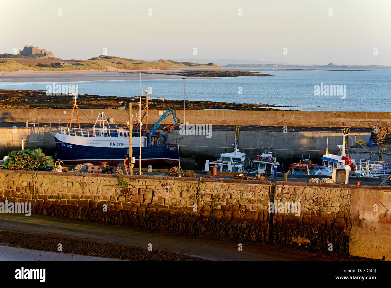 Fishing boats seahouses harbour hi-res stock photography and images - Alamy