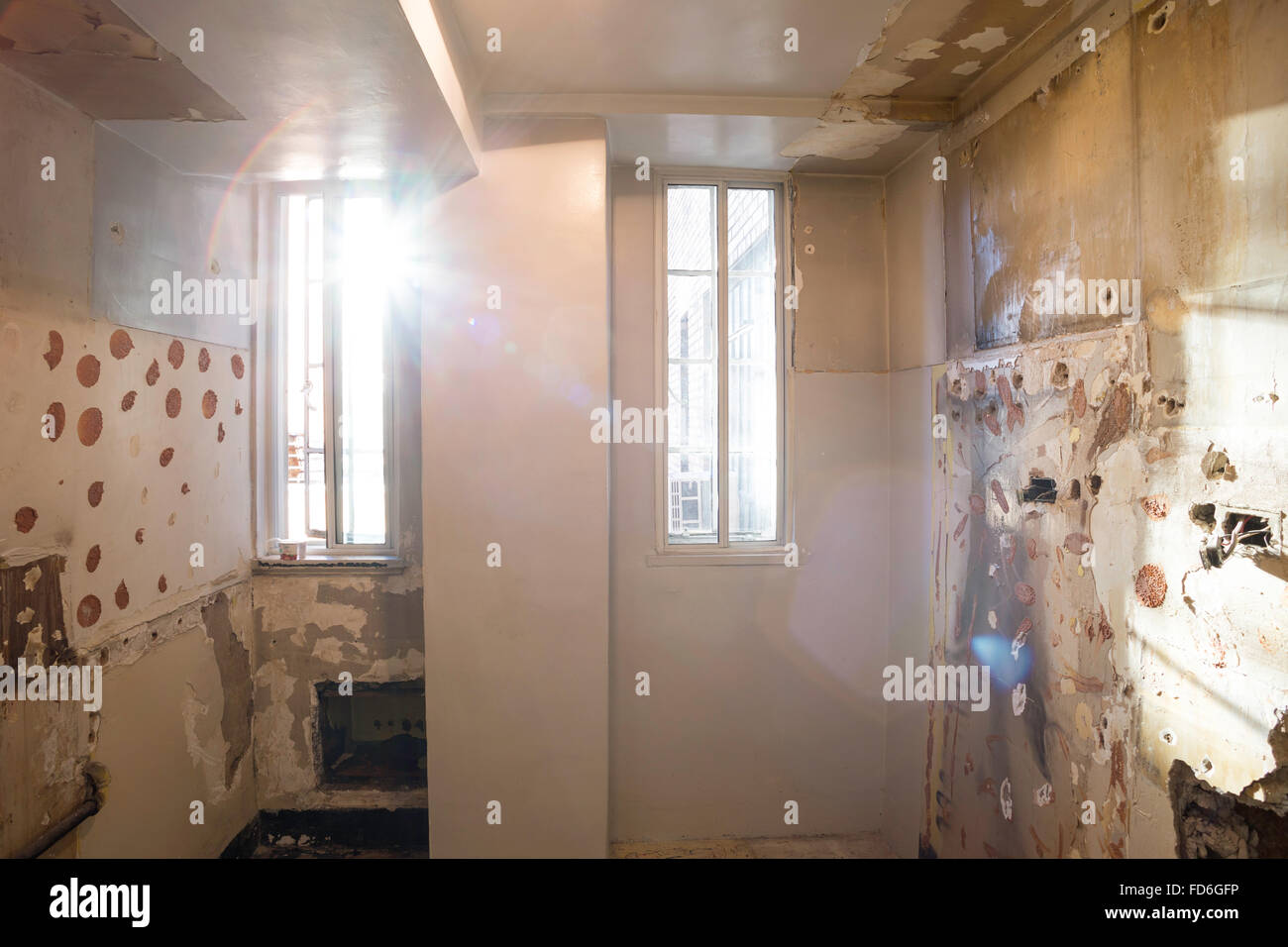 Gutted walls hi-res stock photography and images - Alamy