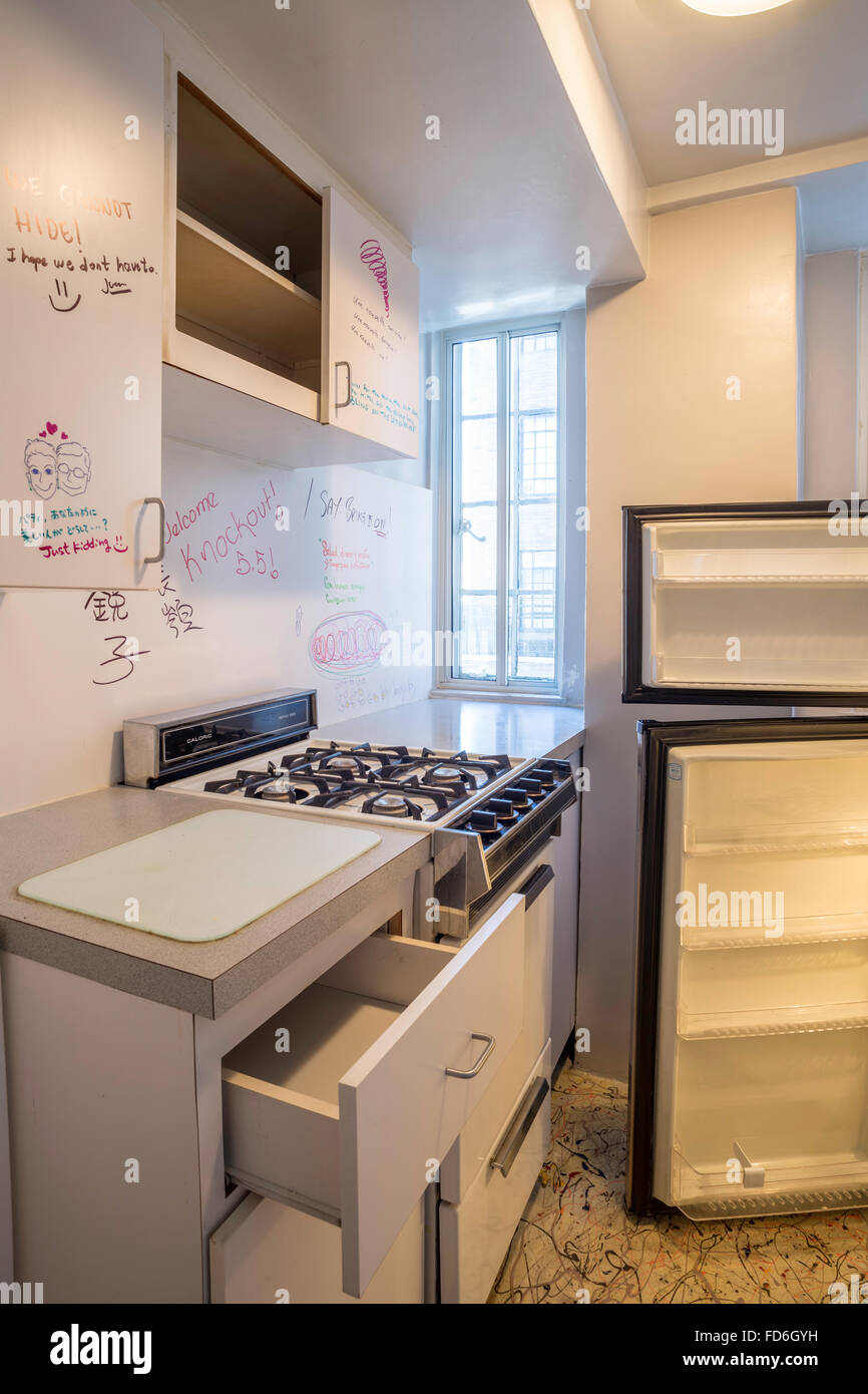 Open kitchen cabinet empty hi-res stock photography and images - Alamy