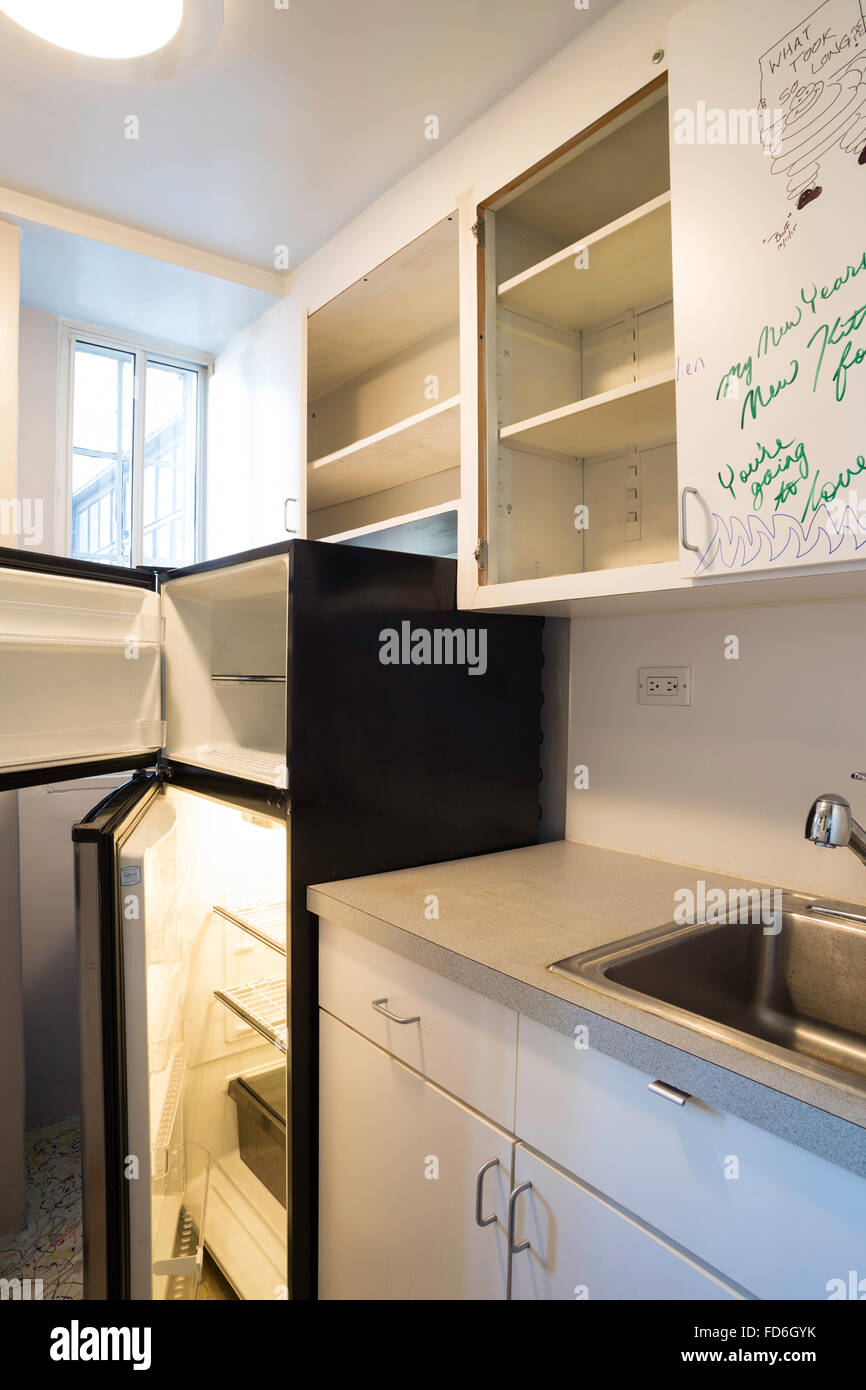 Open kitchen cabinet empty hi-res stock photography and images - Alamy