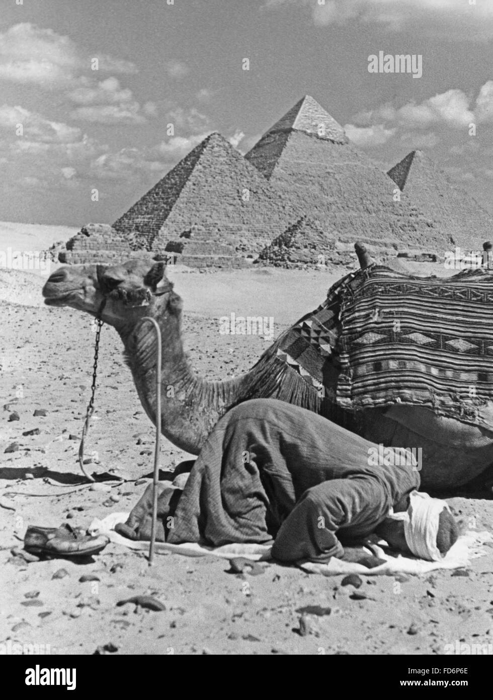 Prayer in front of the pyramids of Giza, 1942 Stock Photo - Alamy
