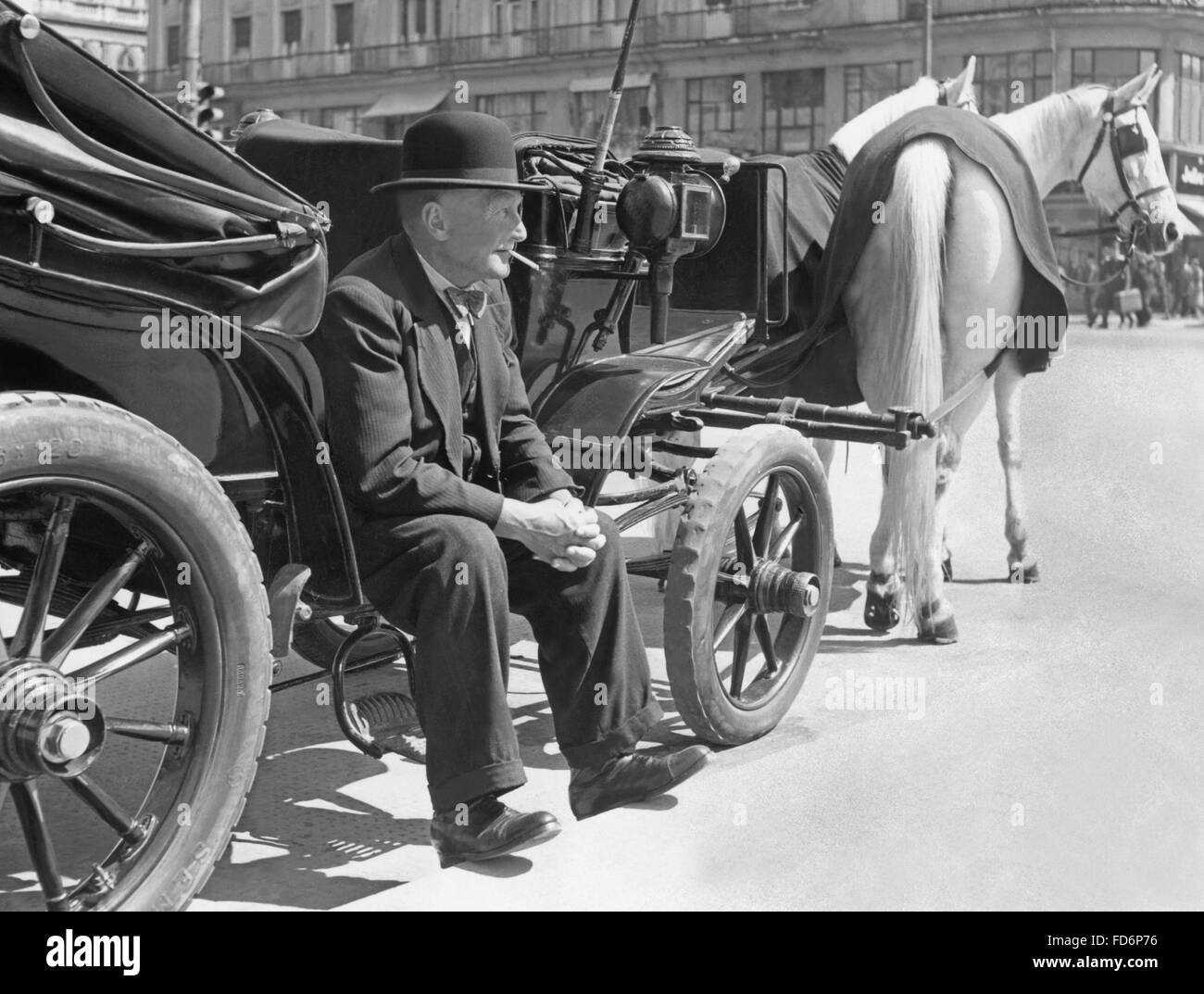 Vienna horse drawn carriage Black and White Stock Photos & Images - Alamy