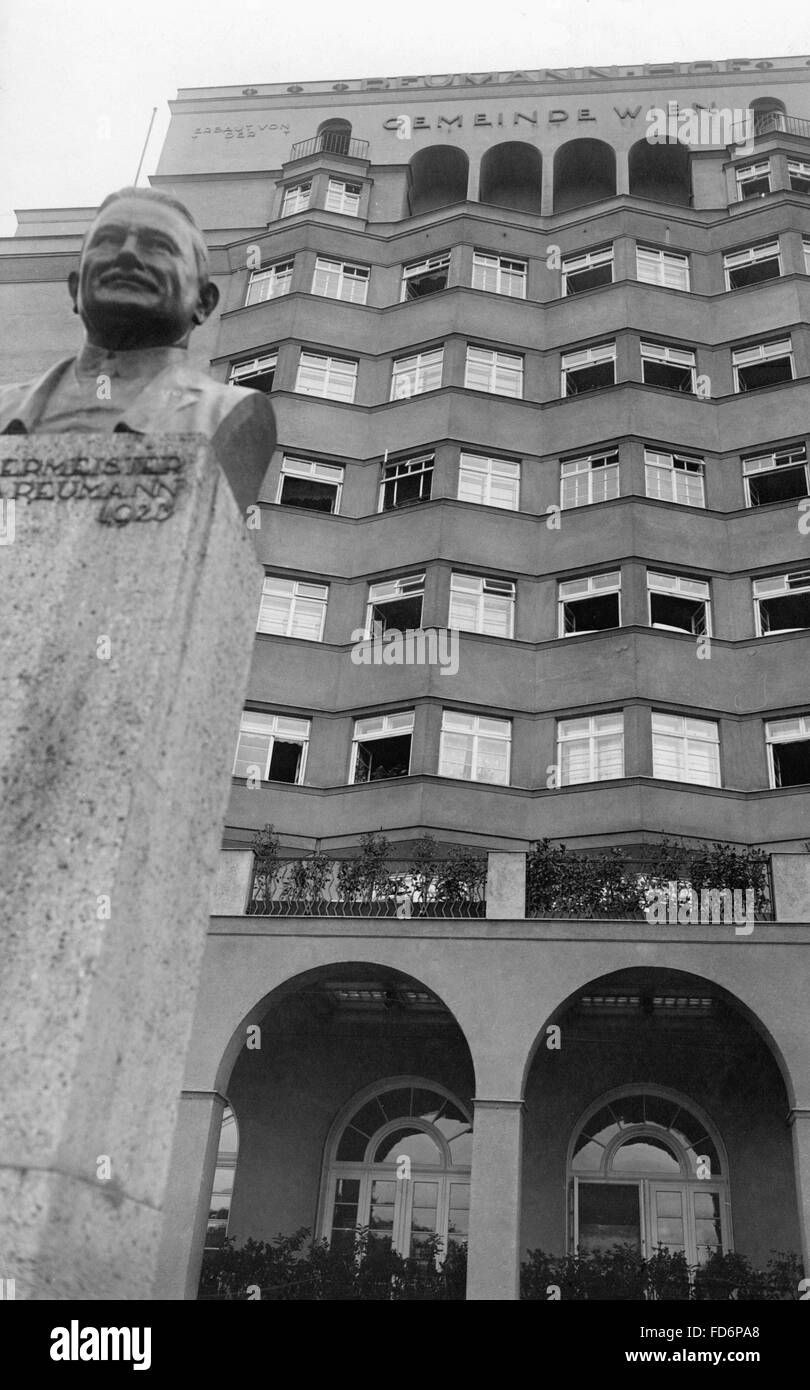The Gemeindebau (municipal tenement complex) Reumanhof in Vienna, 1932 ...