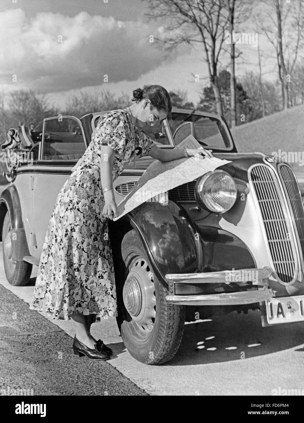 Woman examining road map hi-res stock photography and images - Alamy