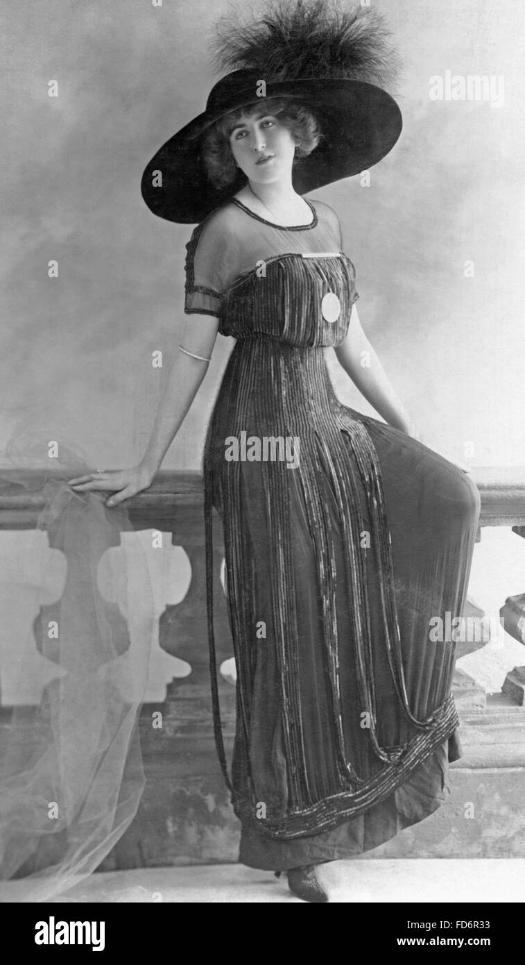 Women's fashion, 1911 Stock Photo - Alamy