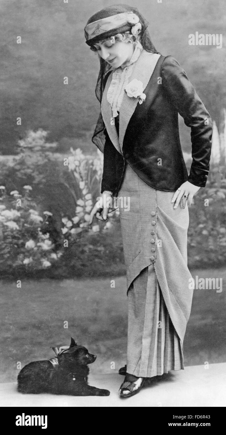 Women's fashion, 1913 Stock Photo - Alamy