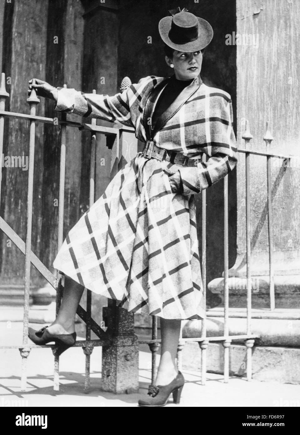 Model 1942 hi-res stock photography and images - Alamy