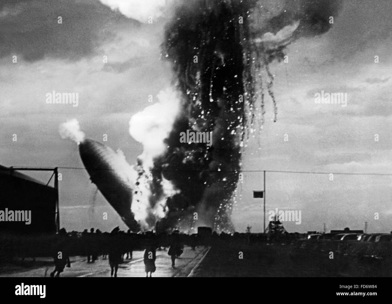 Crash of the airship LZ 129 Hindenburg at Lakehurst, 1937 Stock Photo ...