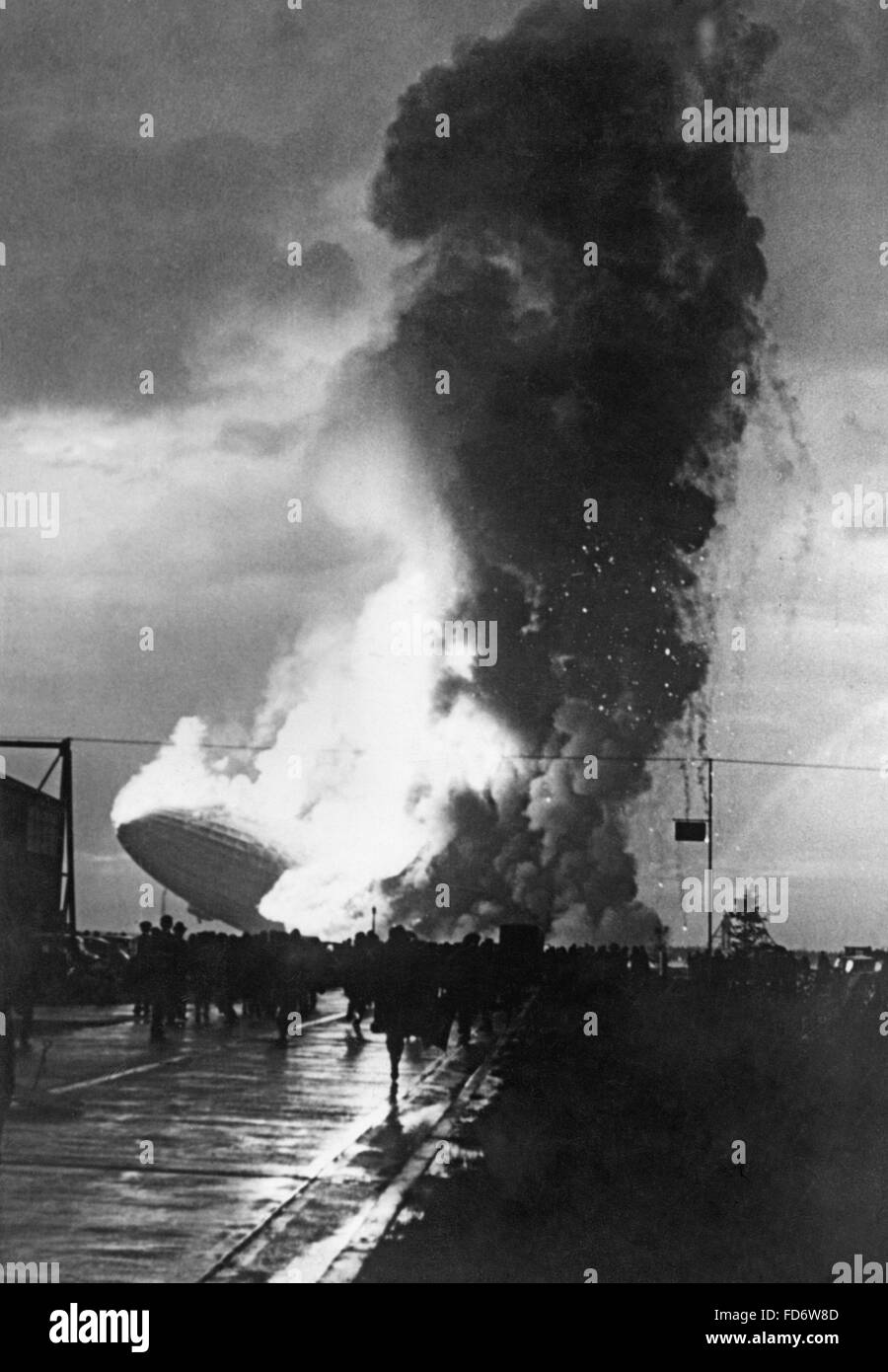 Crash of the airship LZ 129 Hindenburg at Lakehurst, 1937 Stock Photo ...