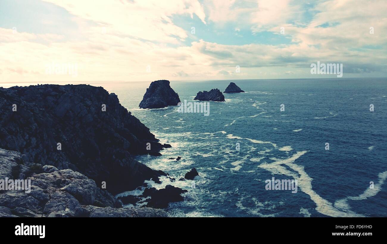 Cliff with rocks hi-res stock photography and images - Alamy