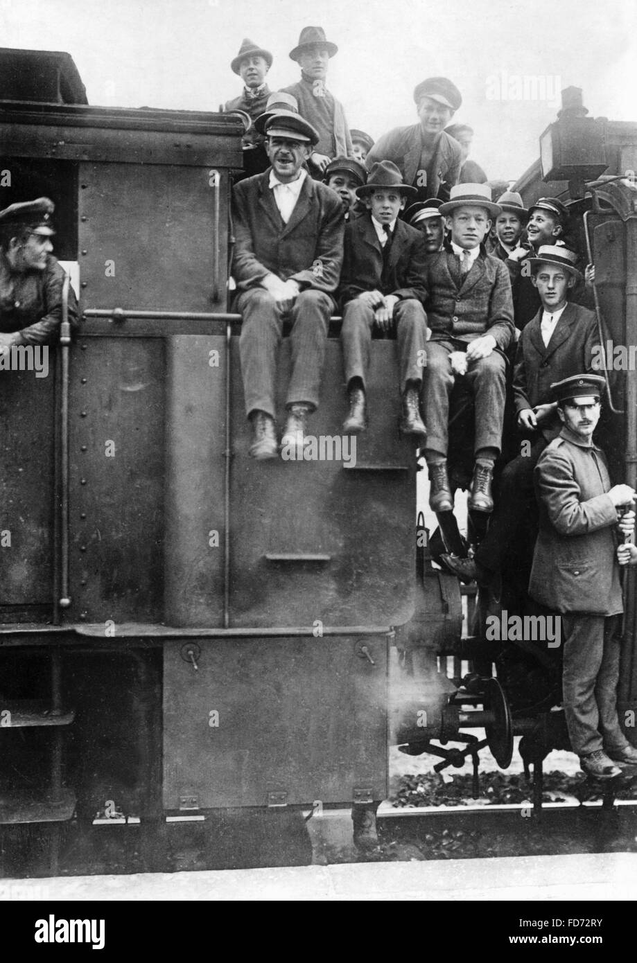 Overcrowded train in Berlin, 1919 Stock Photo - Alamy