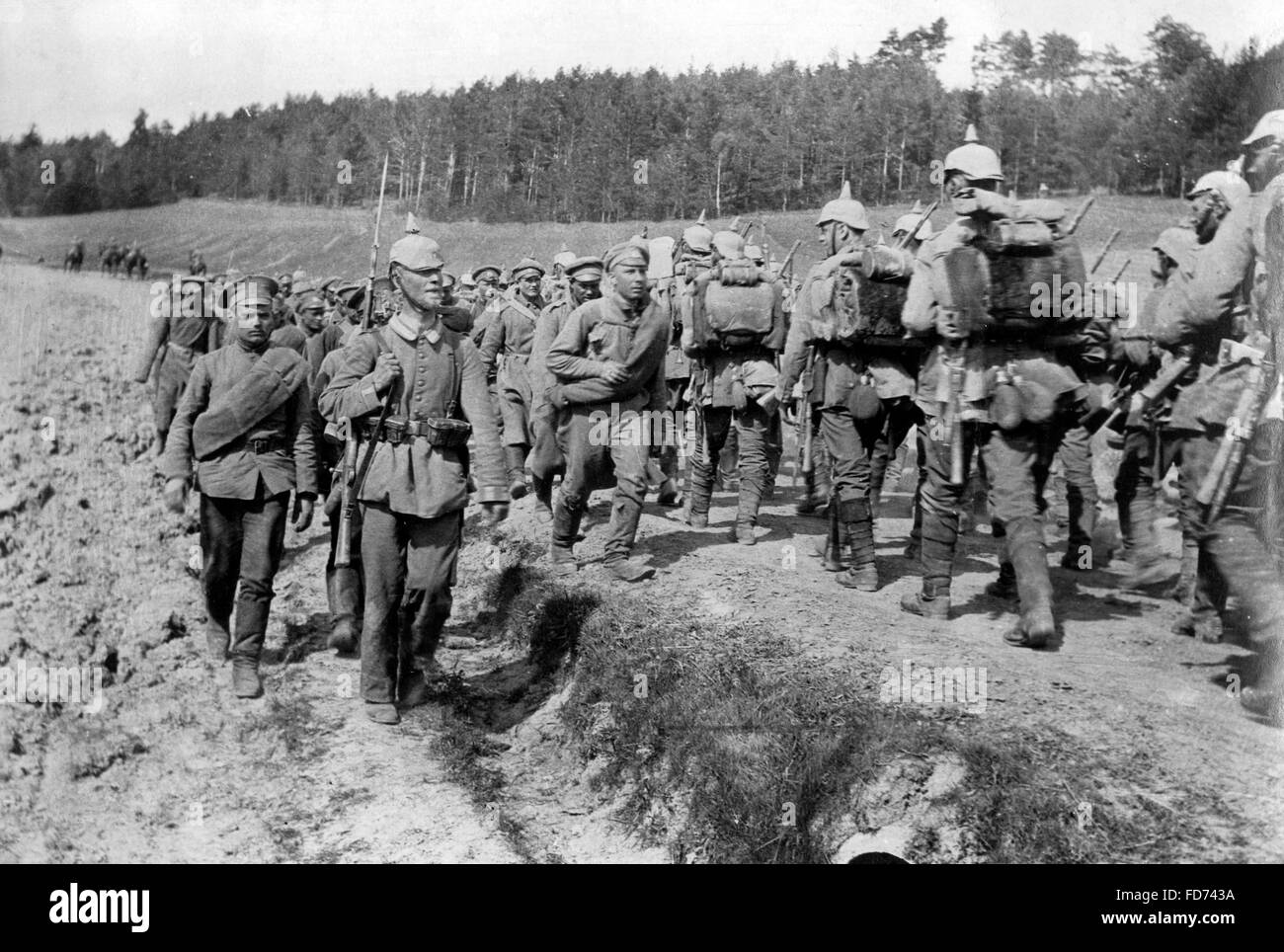 Russian prisoners of war meet German soldiers, 1915 Stock Photo - Alamy