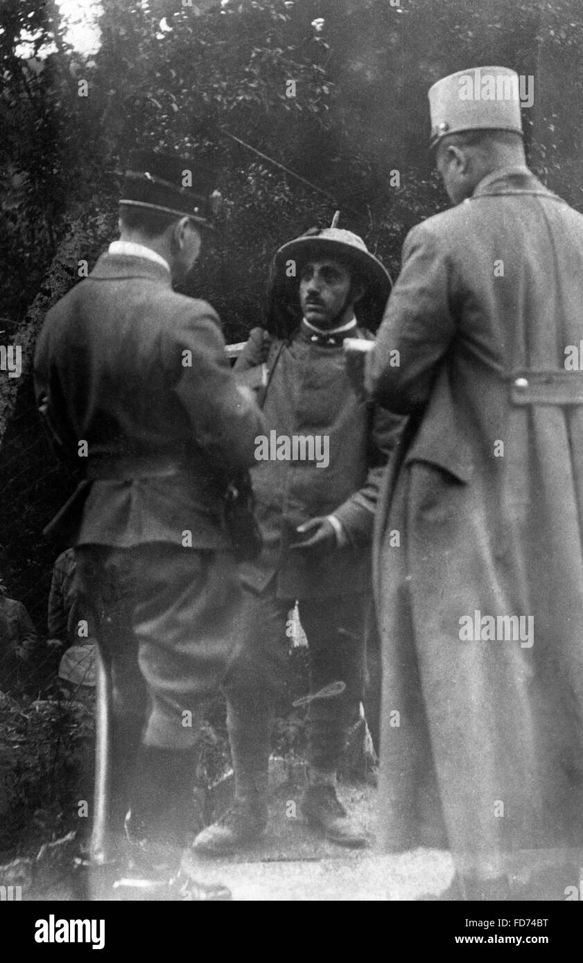Interrogating an Italian prisoner of war, 1915 Stock Photo - Alamy