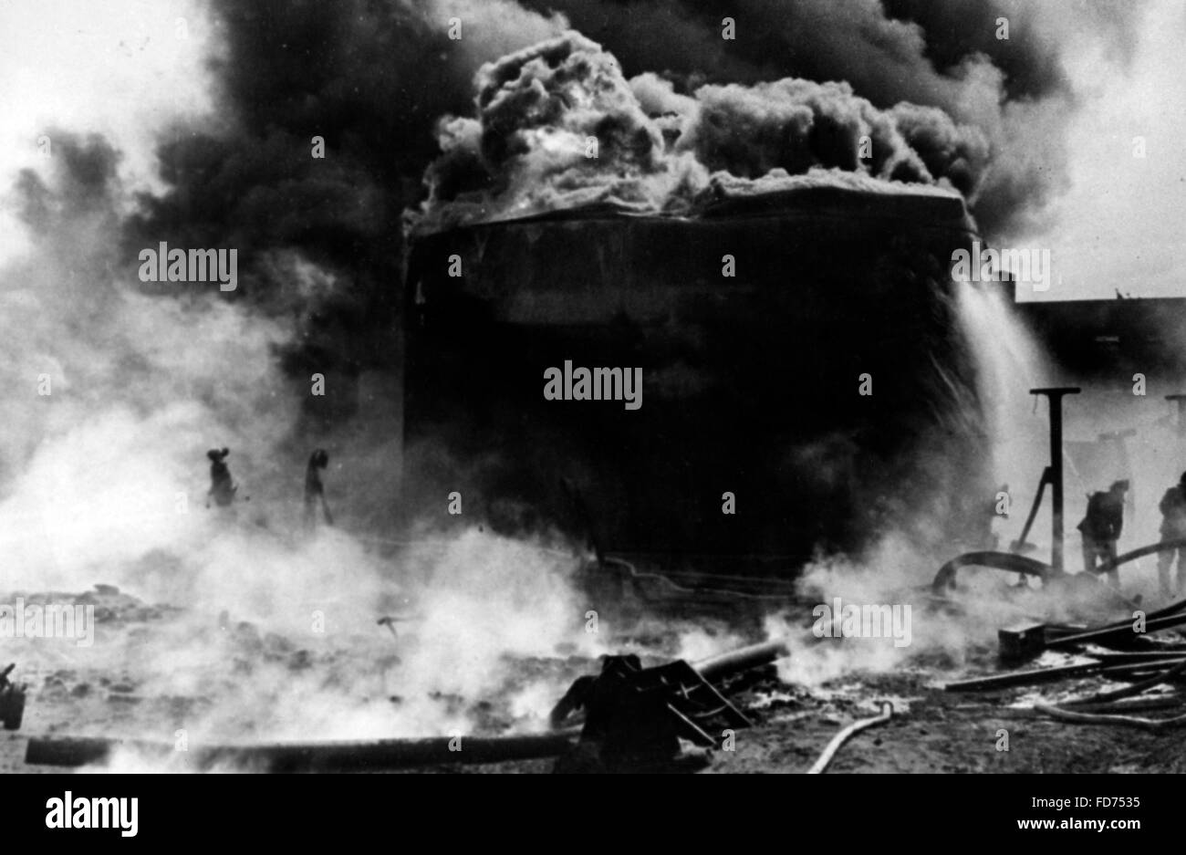 Tanks burning Black and White Stock Photos & Images - Alamy