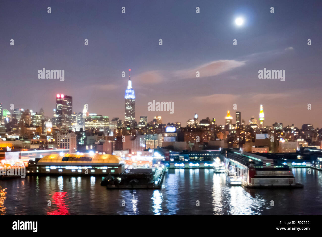 The panorama of Midtown Manhattan coast viewed from the Hudson River at ...