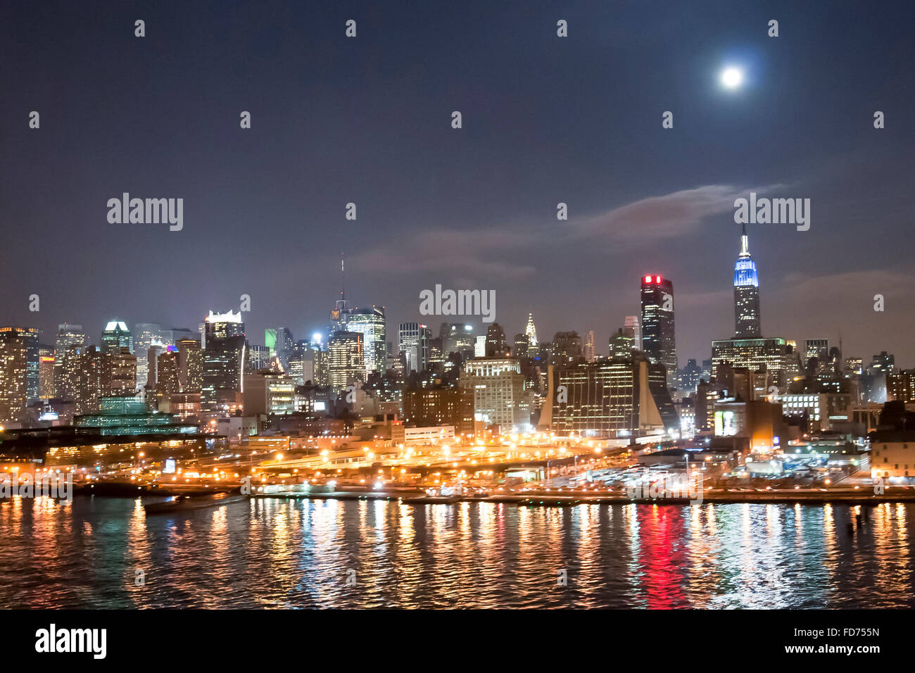 The panorama of Midtown Manhattan coast viewed from the Hudson River at ...