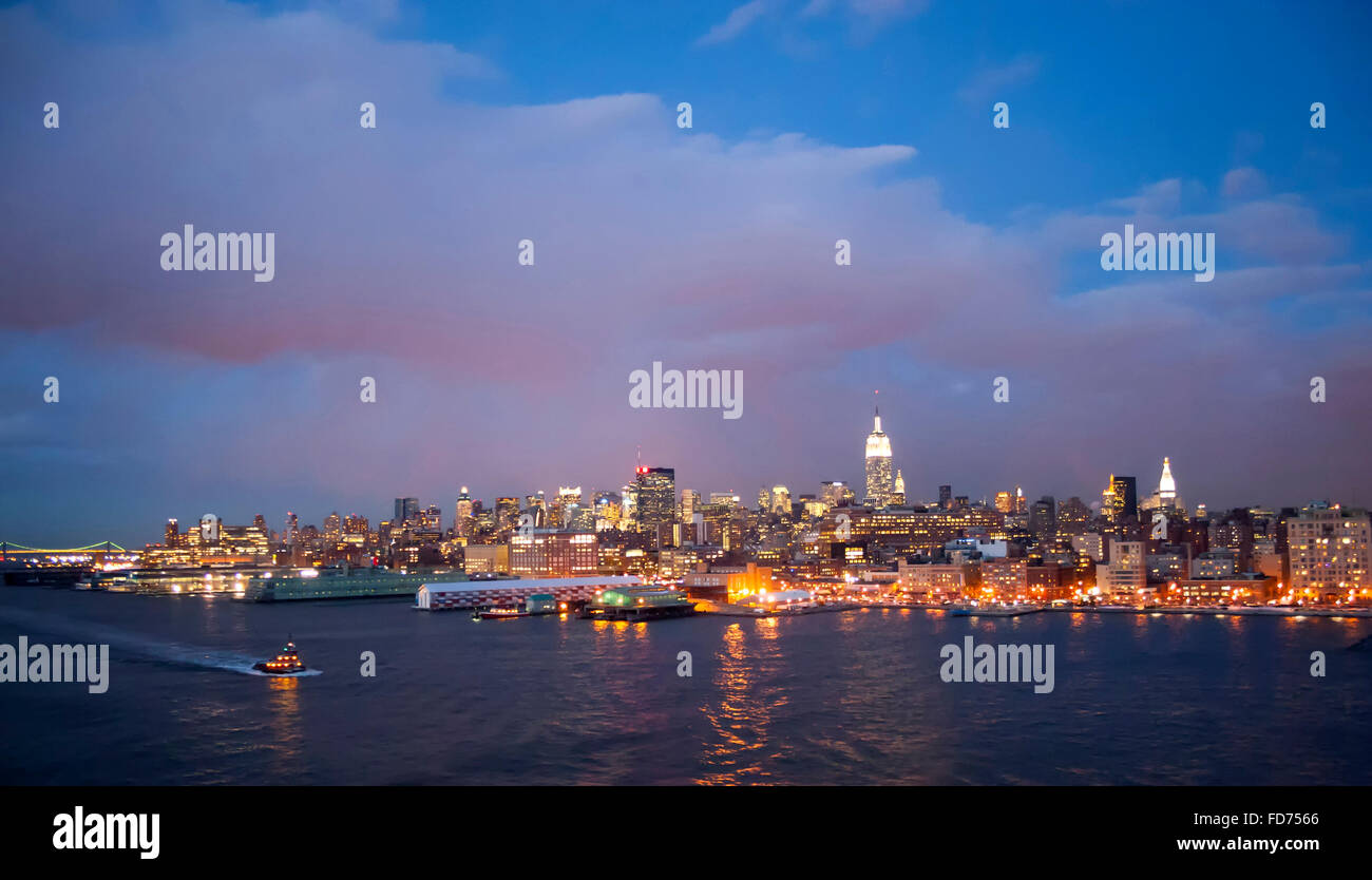 The panorama of Midtown Manhattan coast viewed from the Hudson River at ...