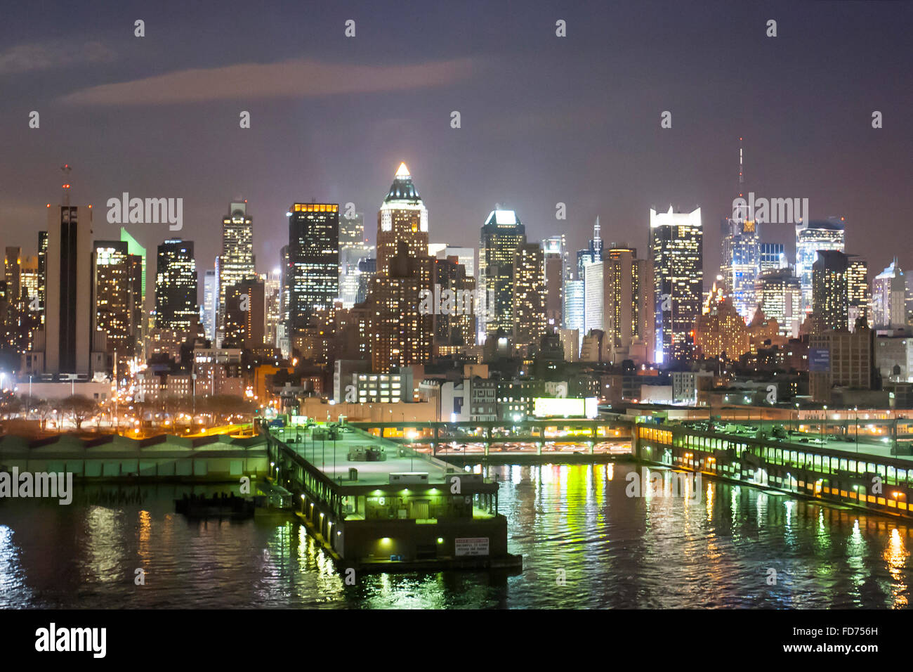 The panorama of Midtown Manhattan coast viewed from the Hudson River at ...
