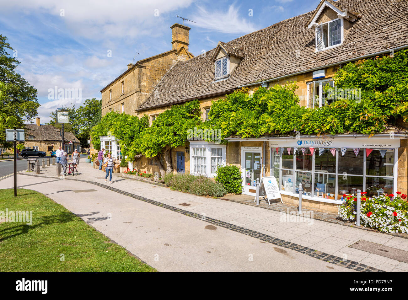 Cotswold house broadway england hi-res stock photography and images - Alamy